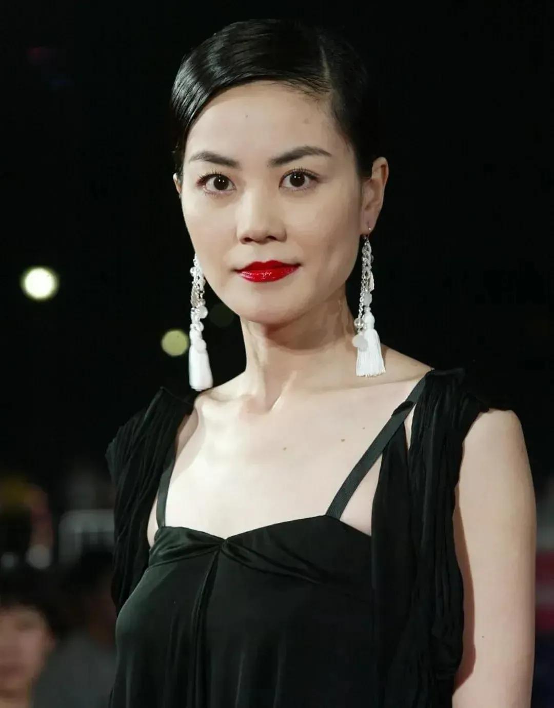This is the first time I saw Faye Wong so feminine!Heavy makeup can't ...