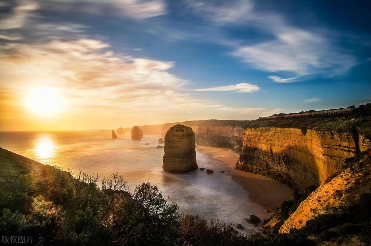 Singing songs during the day, accompanied by youth - that happy old Du ...