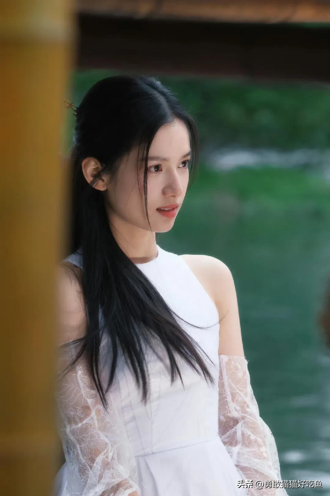 Guan Xiaotong Zhang Jingyi Zhao Lusi - iNEWS