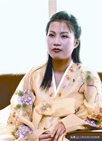South Korea's first lady Kim Gun-hee and North Korea's Lee Seol-ju who ...