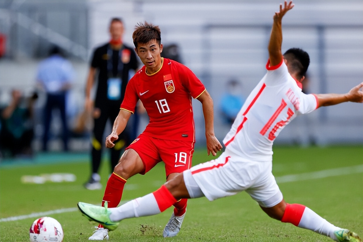 Mixed-race player Eddie: Entered the national team at the age of 14 ...