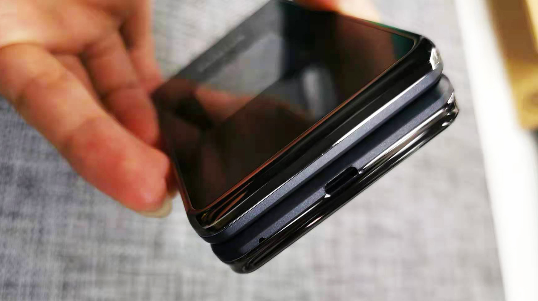 Clamshell shape full mirror screen design, this Philips feature phone ...