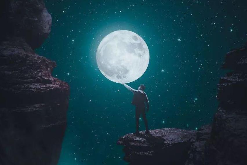 The man spends thousands of yuan to buy the "moon", his girlfriend ...