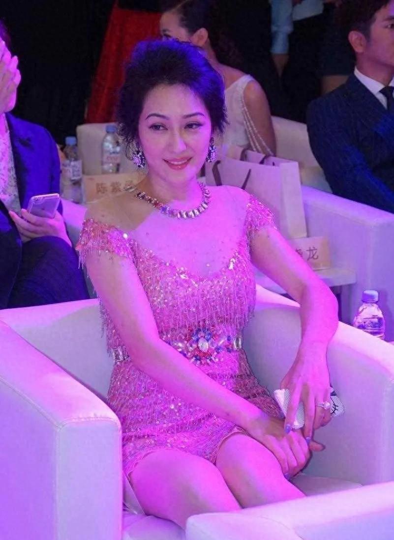 55-year-old girl Meng Guangmei! The pink skirt is full of charm, and ...