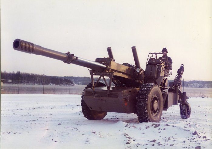 The world's first self-powered artillery, a 155mm towed howitzer ...