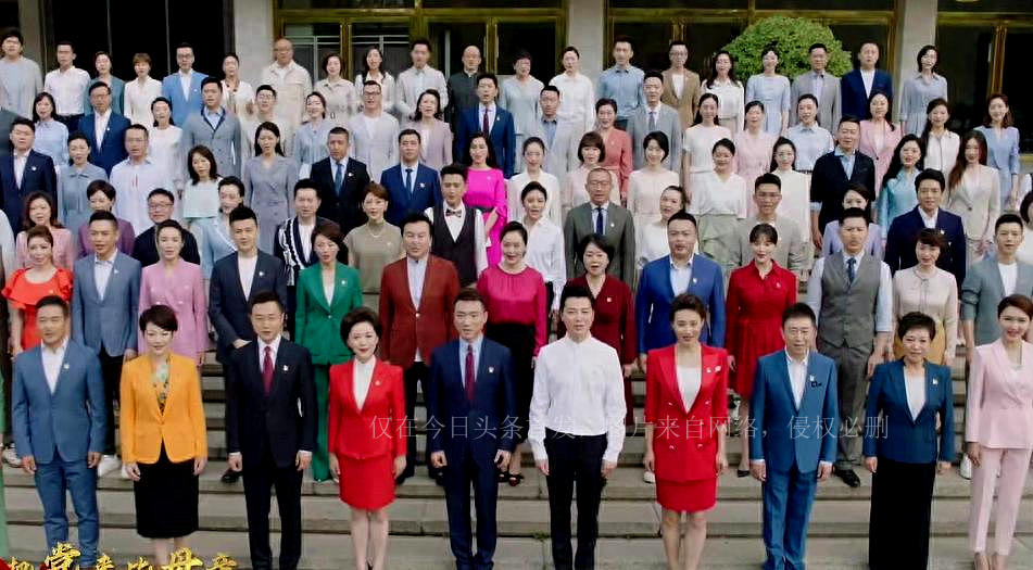 Hundreds of CCTV hosts gathered together. Li Zimeng and Long Yang sang ...