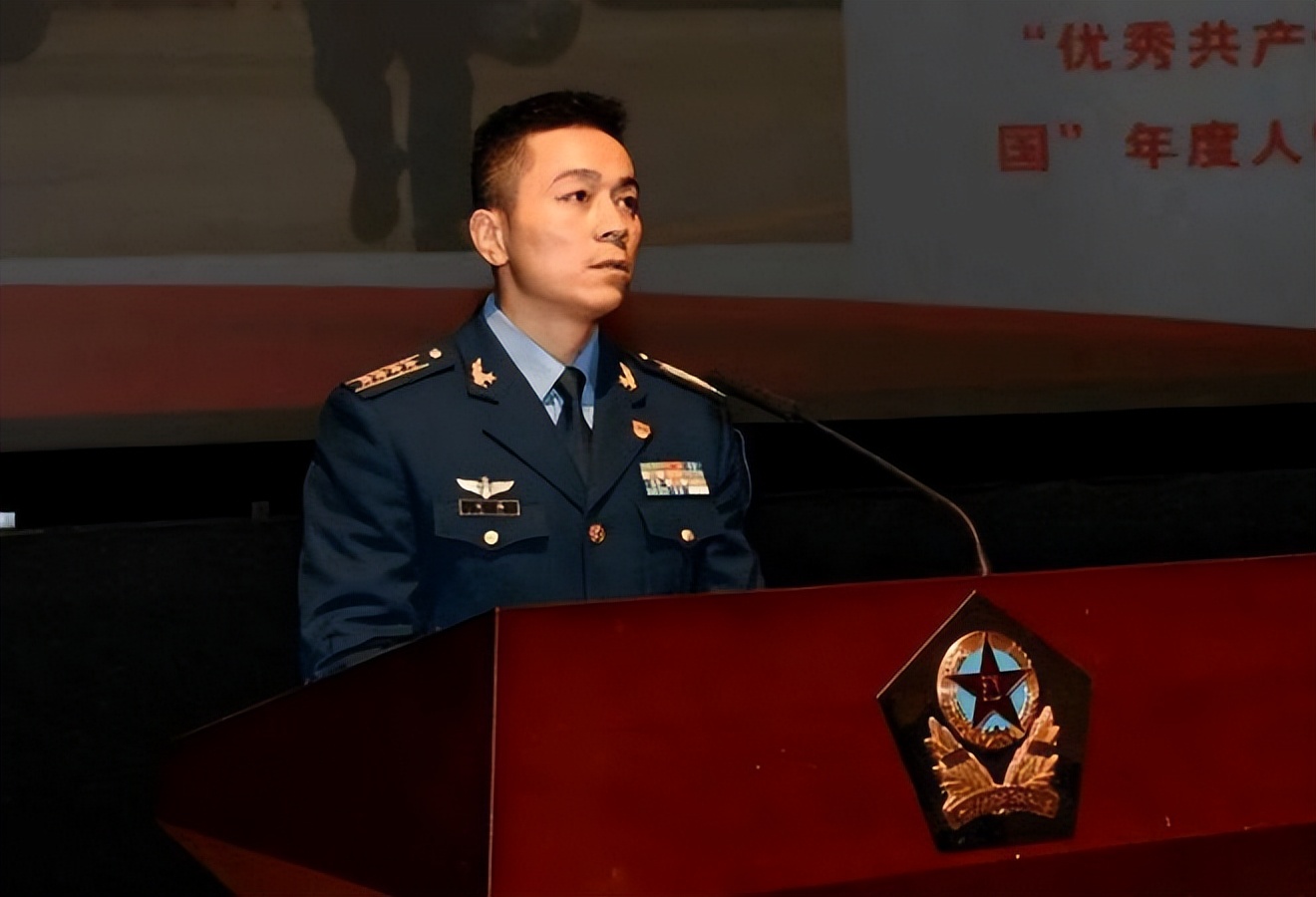 The deputy commander of the army and the chief of staff of the division ...