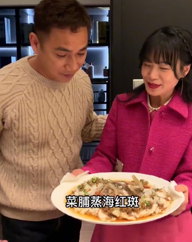 A recent photo of Luo Dahua was exposed, and he had a big meal with ...