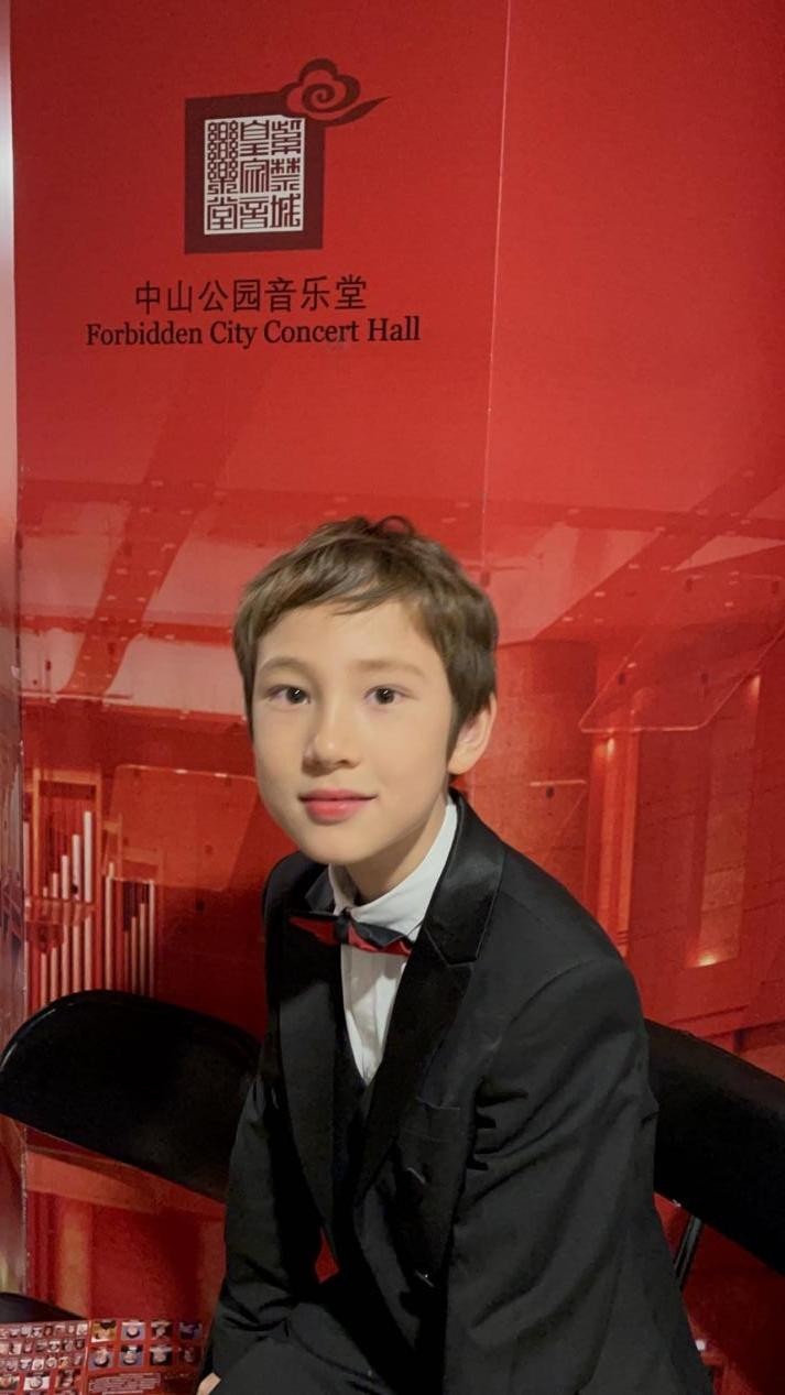A young pianist who is not afraid of challenges and moves forward ...