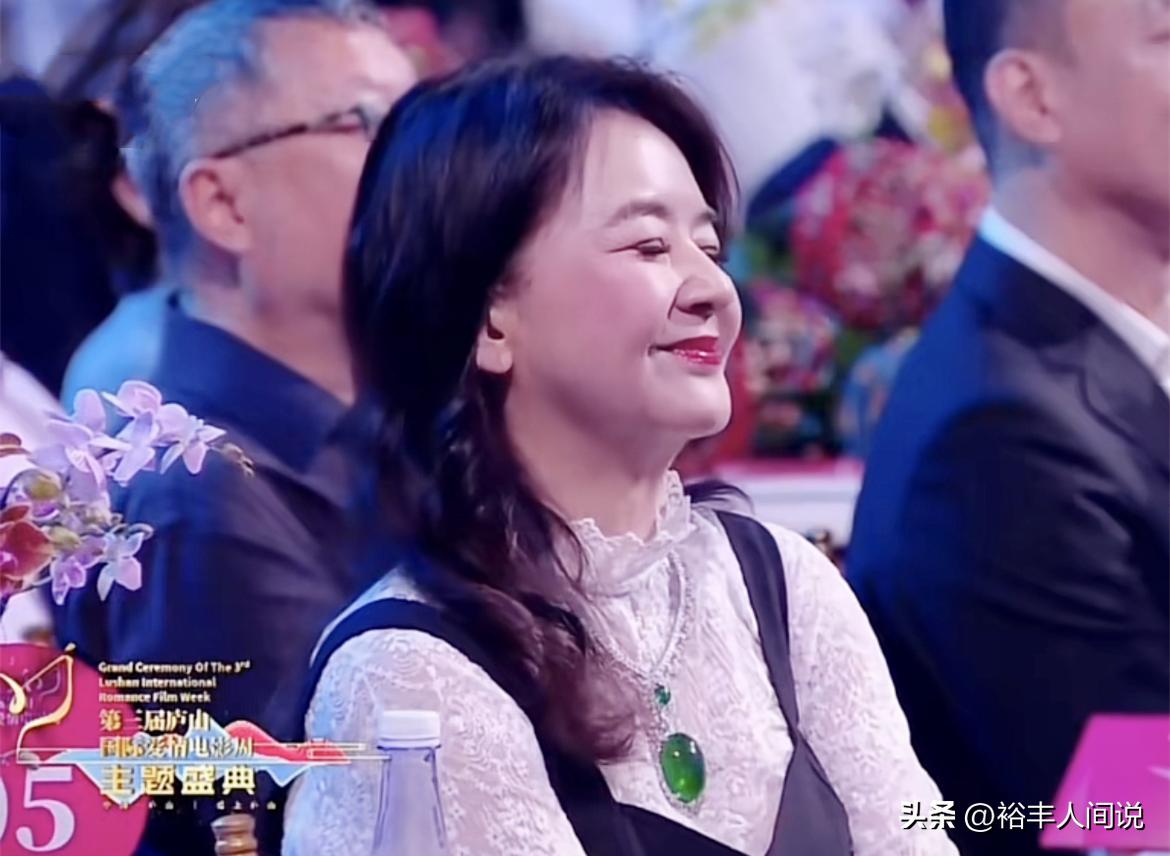 64-year-old Hu Huizhong appeared in Mount Lu, and blew kisses from Dai Shuo's big gem, dressed ...