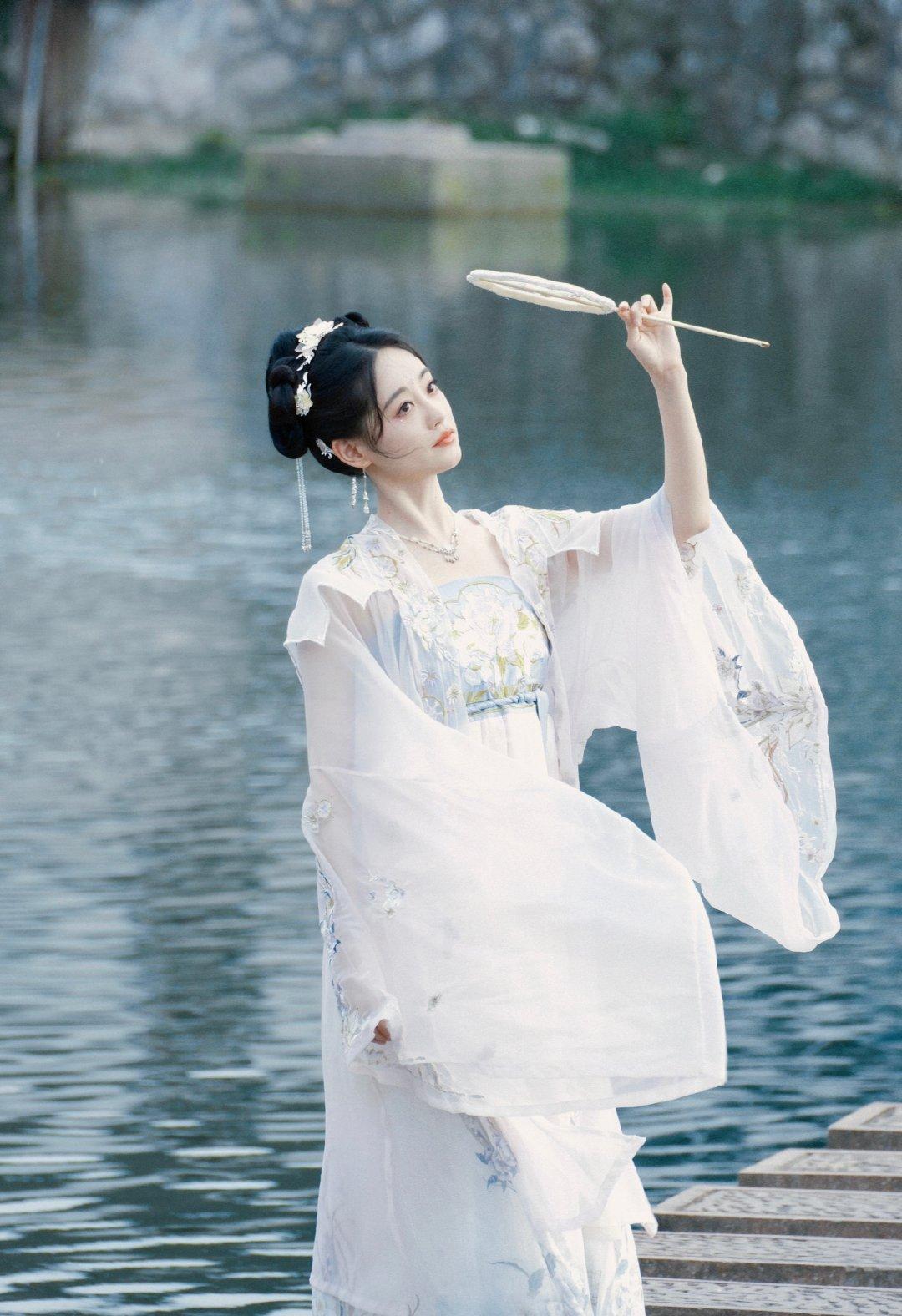 Zhu Xudan became popular with a kind of outfit called "translucent ...