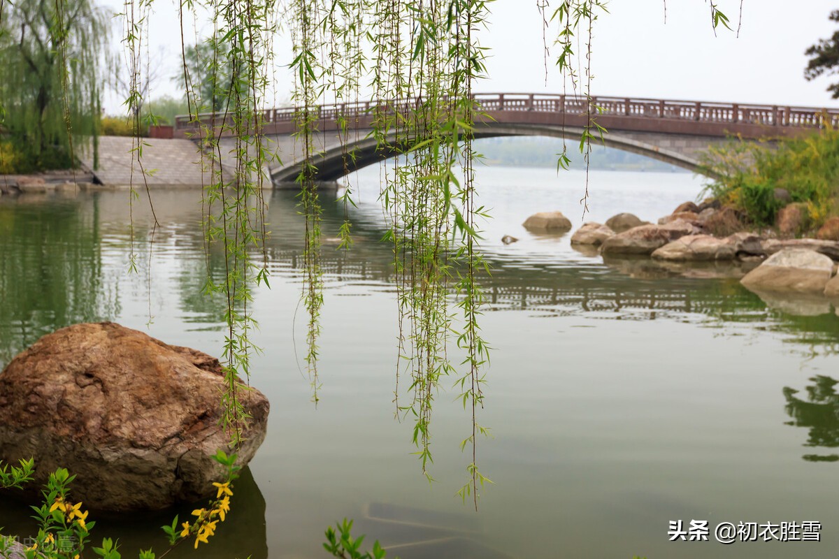 Wen Tingjun's two love poems in spring rain: Willows are like silk ...