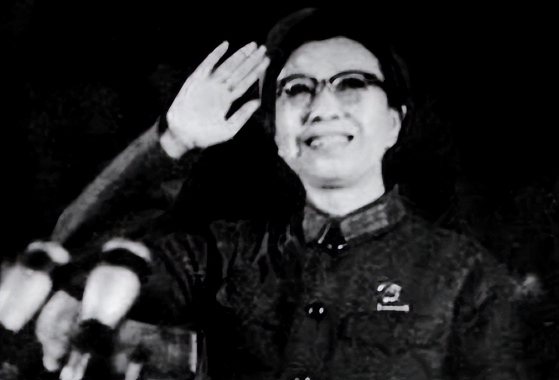 In 1972, when Jiang Qing visited Dingling, he forcibly took out a ...