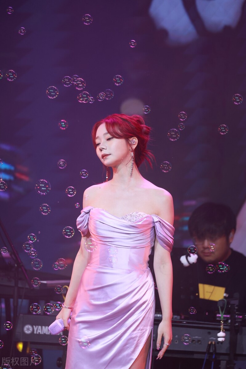 Zhang Zining's dress at the autograph concert is still very beautiful ...
