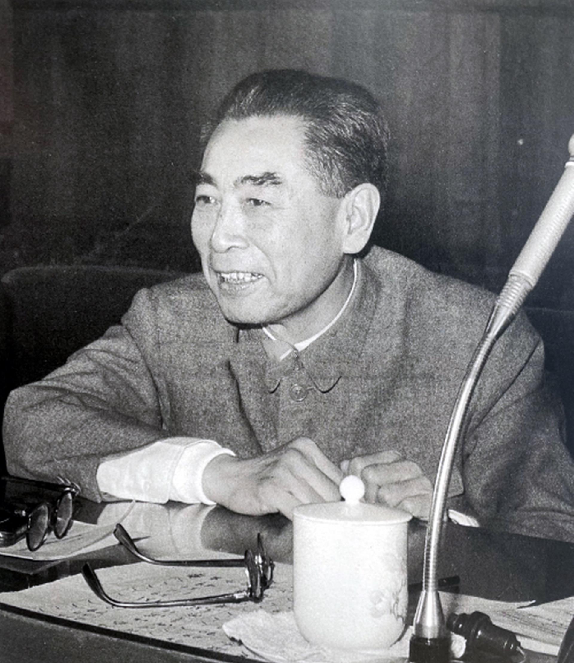 In 1975, Zhou Enlai held Deng Xiaoping's hand on the sick bed and said ...
