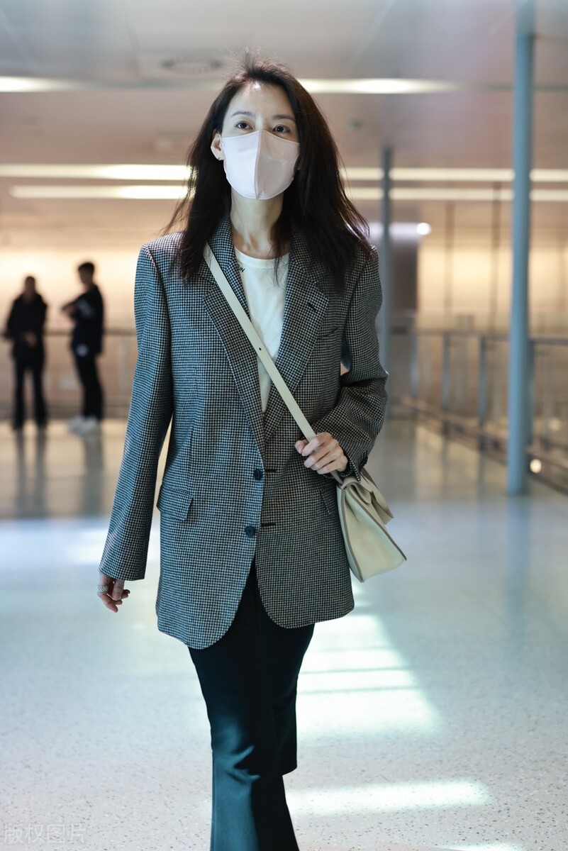 Gao Lu appeared at Shanghai Airport in a gray suit and jeans with a ...