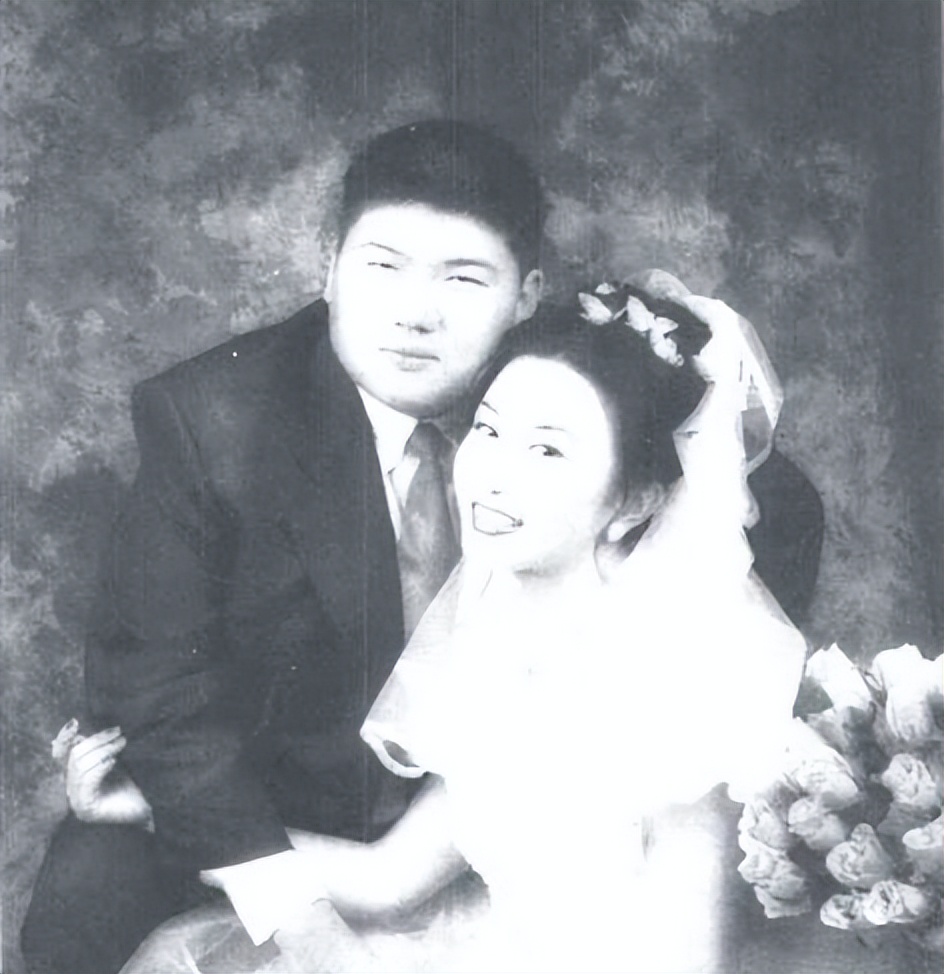 Mao Xinyu's original wife, Hao Mingli, worked as a hotel waiter. She ...