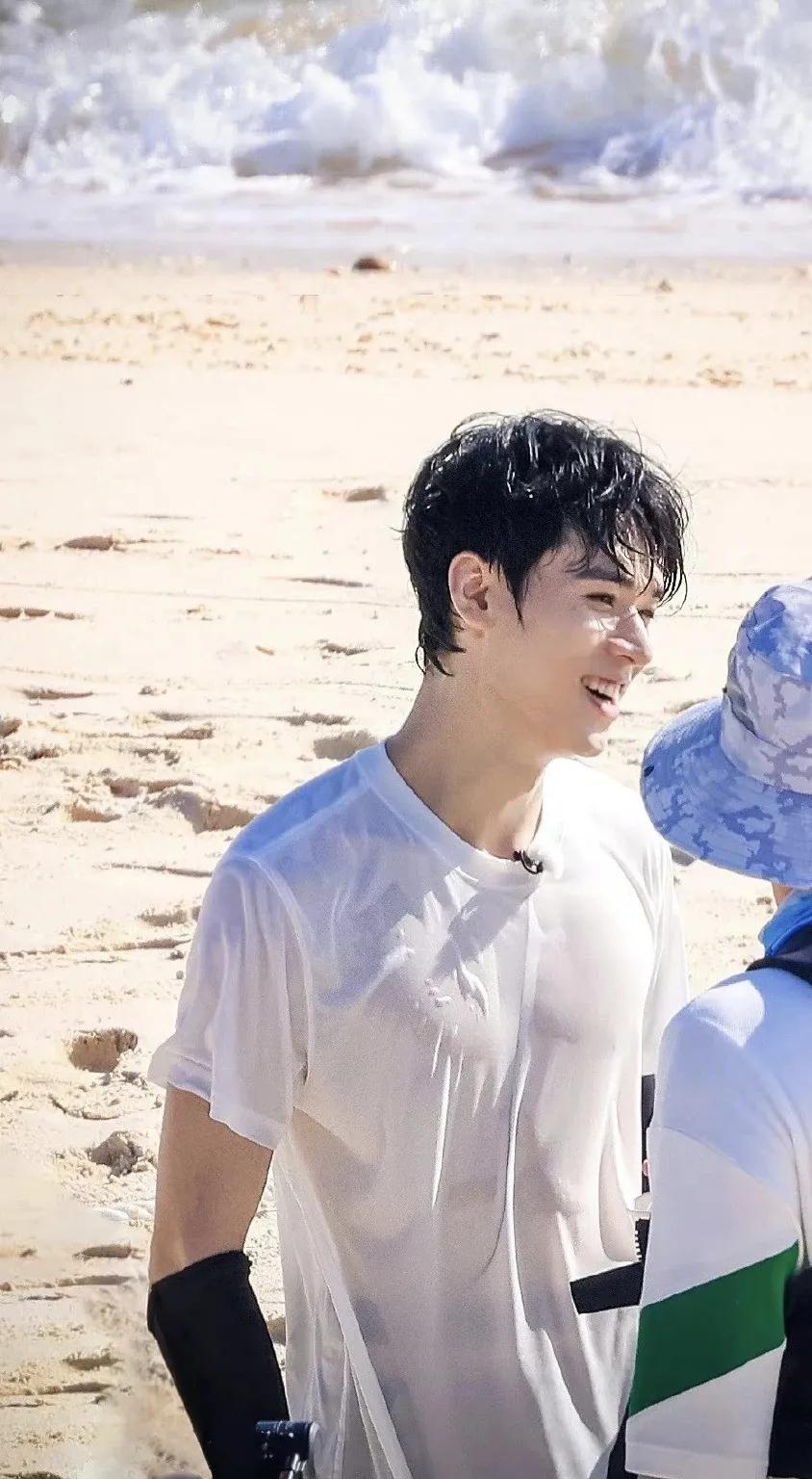 Gong Jun Abdominal Muscle Mermaid Waist Photo - iNEWS