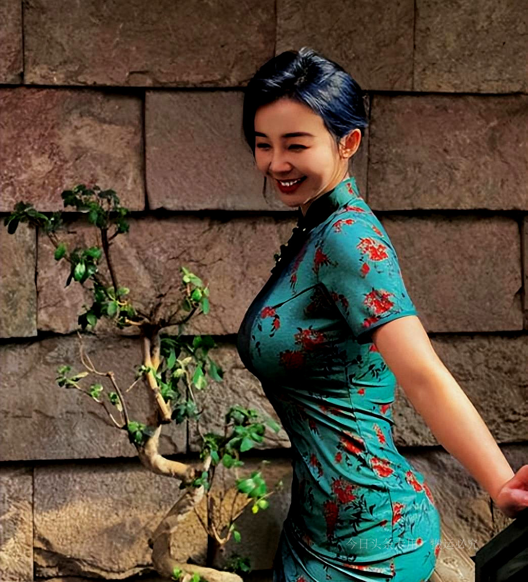 Chinese Kardashian! Female anchor Zhang Manyuan is almost naked, has a ...