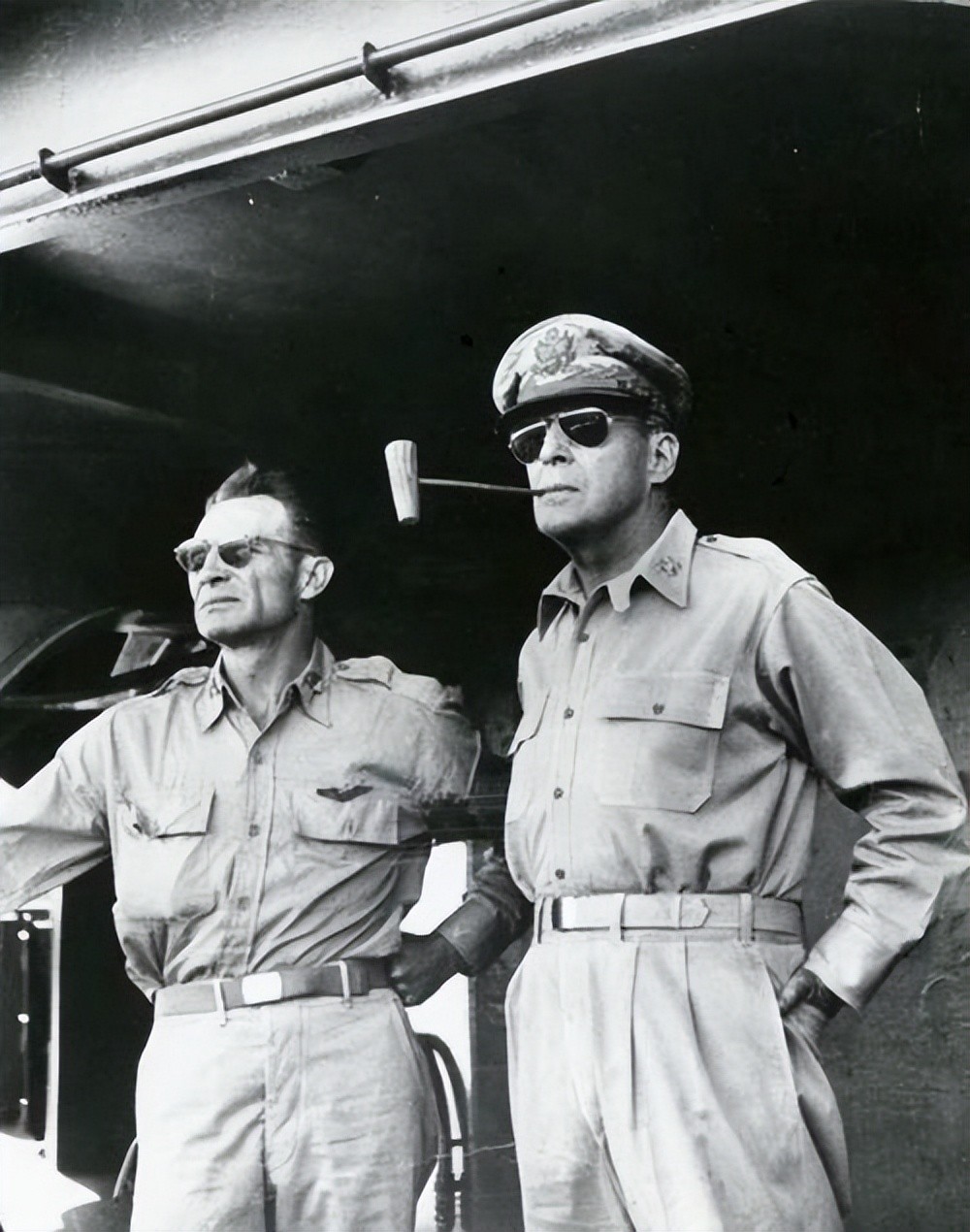 MacArthur: Prepare 26 atomic bombs to drop on China!He was removed from ...