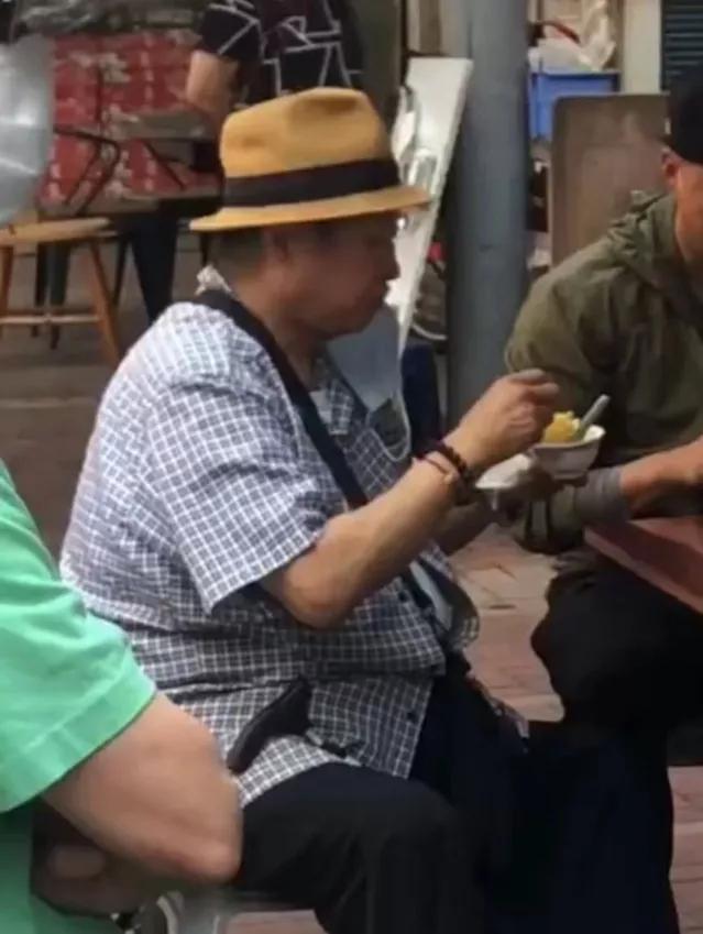 73-year-old Sammo Hung and his family eat roadside stalls, his wife Gao ...