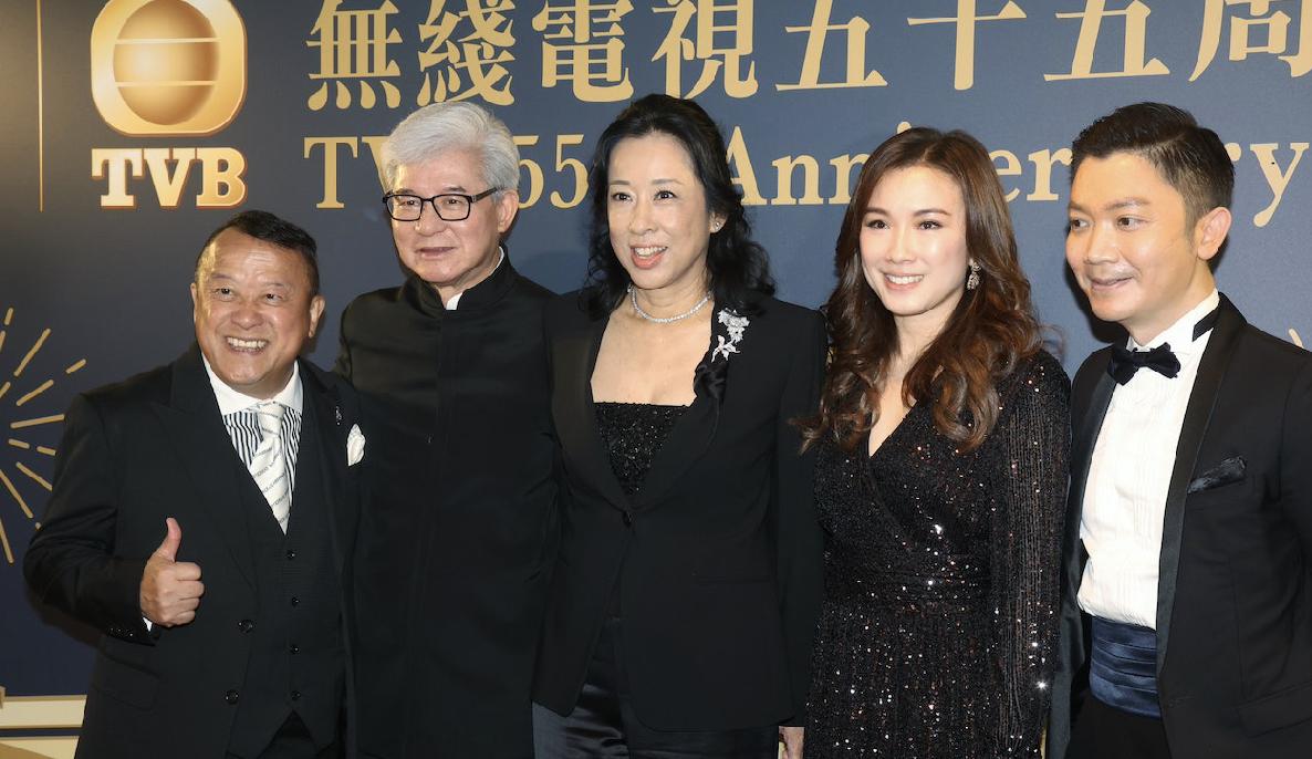 Zhu Lingling and her husband attended the dinner. The two hugged their ...