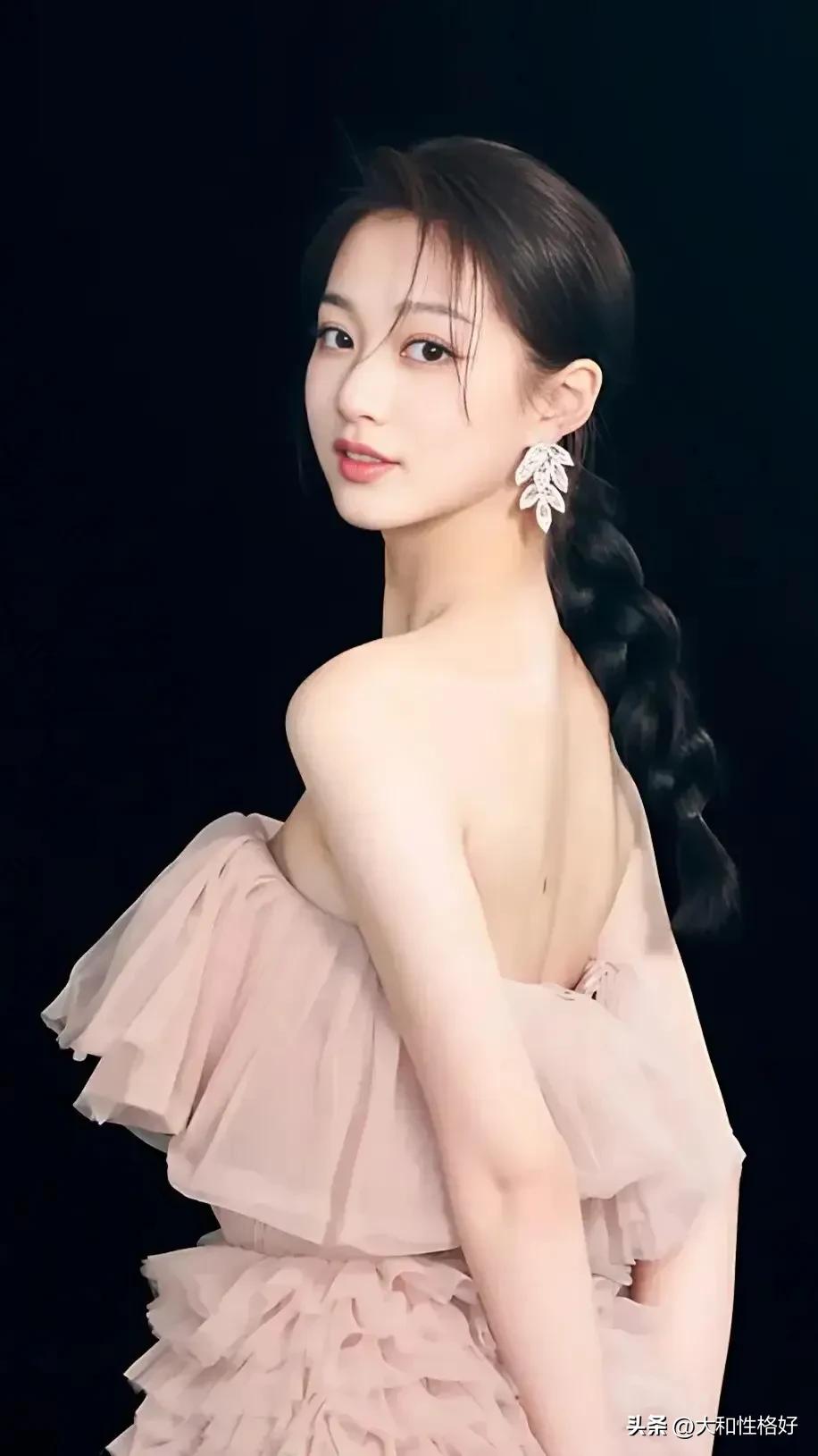 Feng Lin, the beautiful and talented campus flower of Fudan University ...