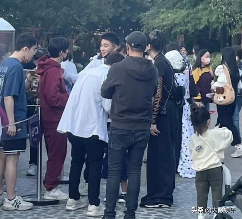 He Youjun took his son to celebrate his birthday, and the family went ...