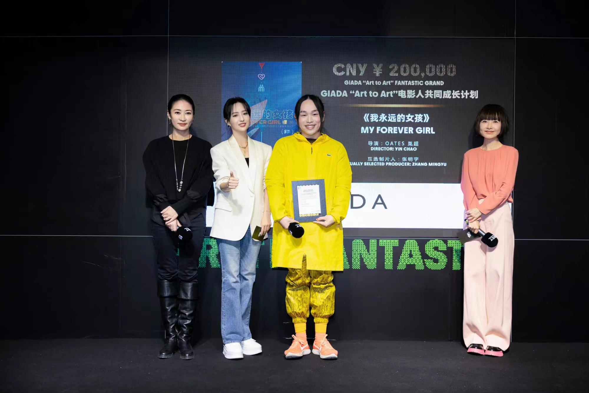 The three of them appeared in the same frame!Lu Yu wears a suit of pink ...