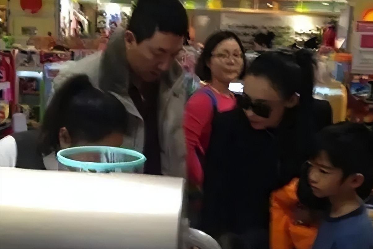 Cecilia Cheung and Sun Donghai appeared in the swimming pool, but the ...