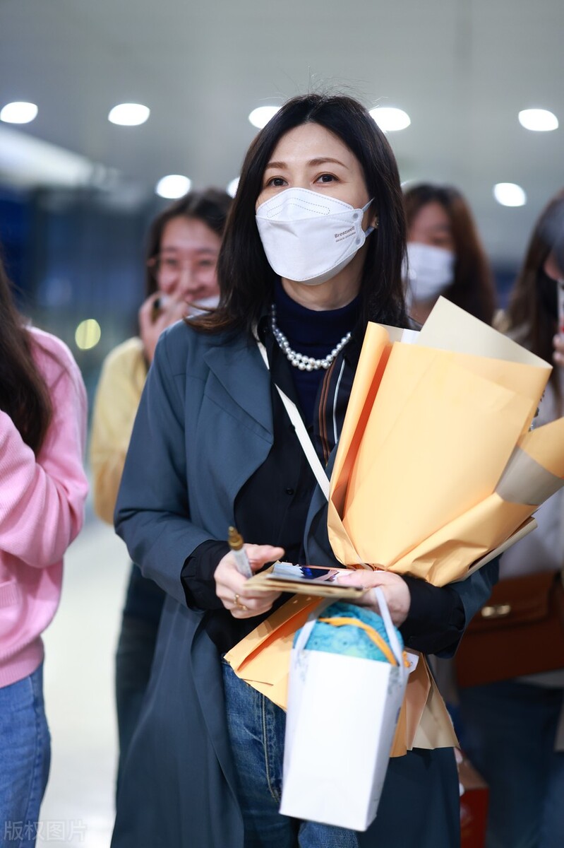 Tong Lei appeared in Beijing Capital Airport in a gray coat - iMedia