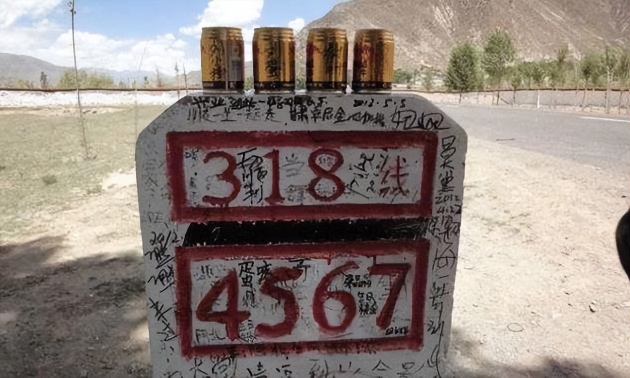 The female tourist on the Sichuan-Tibet line is holding a sign that ...