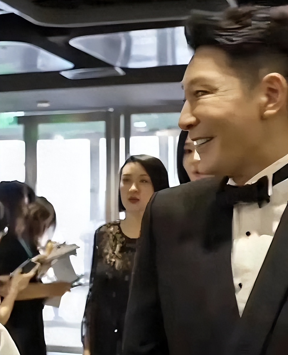 Li Zonghan's face is stiff and full of apple muscles, which contrasts ...