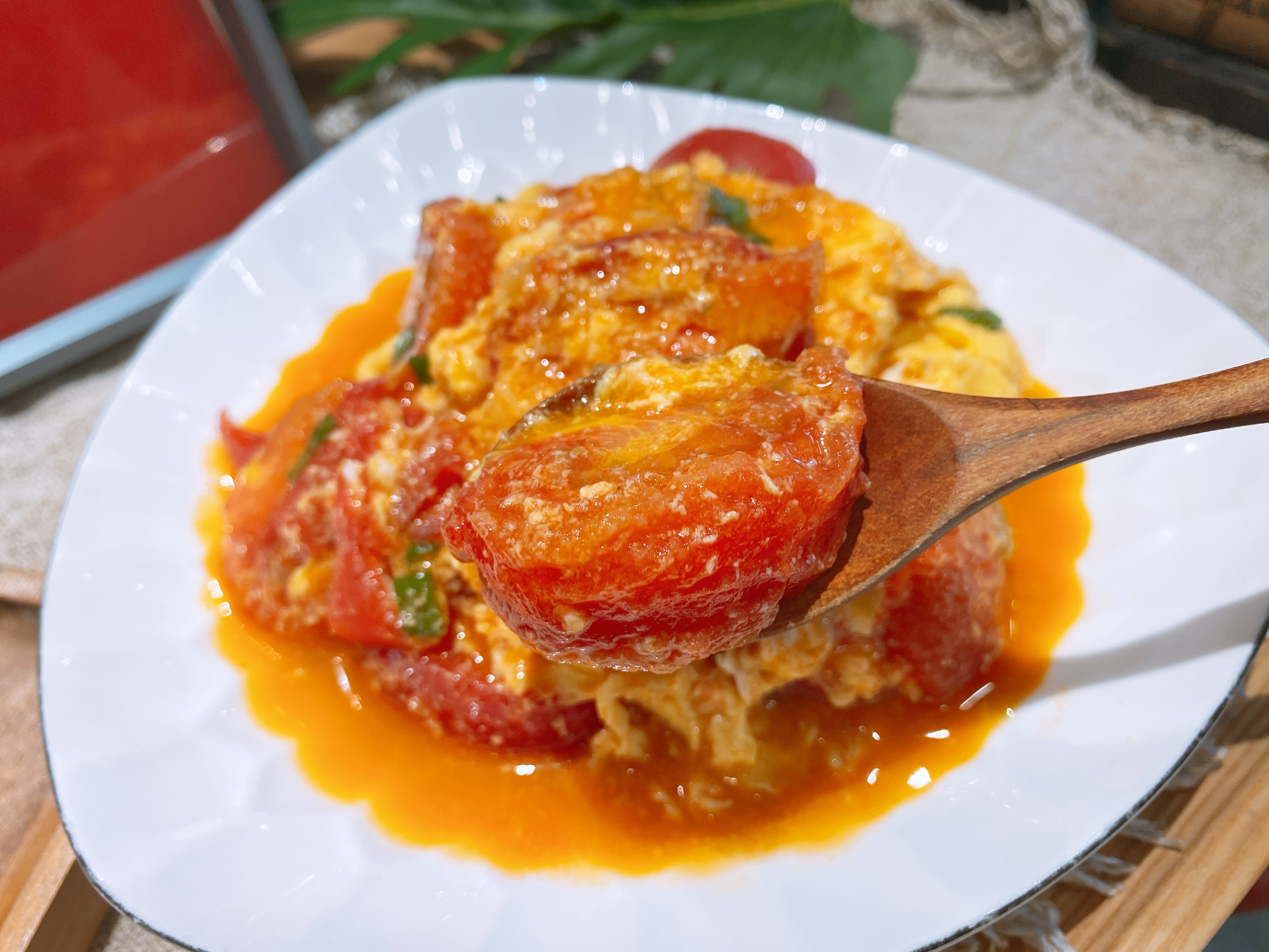 If you want to learn how to cook, learn to scramble eggs with tomatoes ...