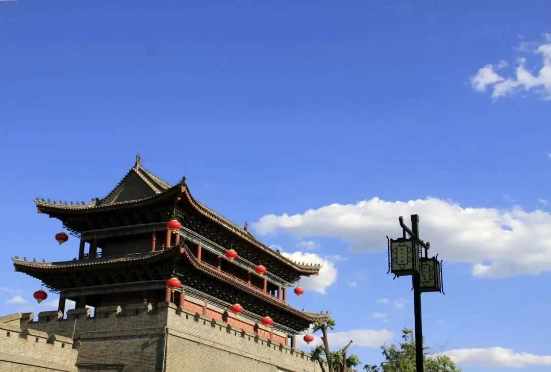 On a beautiful summer day, invite friends to visit the ancient city of ...