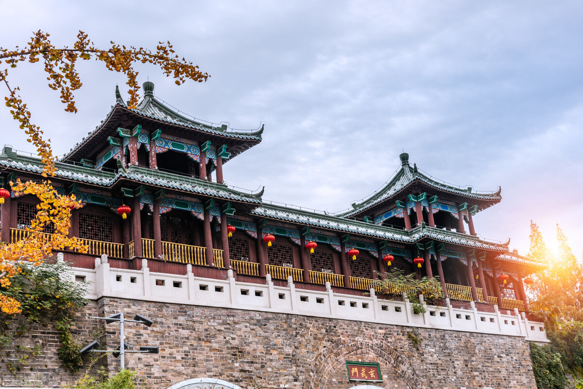 A Tang poem, "An Ding Tower" by Li Shangyin, has high aspirations and ...