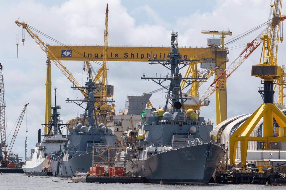10,000 tons of giant ships, the U.S. military builds 9 ships at a time ...