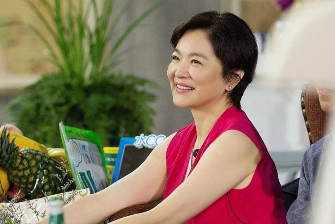 68-year-old Lin Qingxia looks old without makeup, 52-year-old Li Jiaxin ...