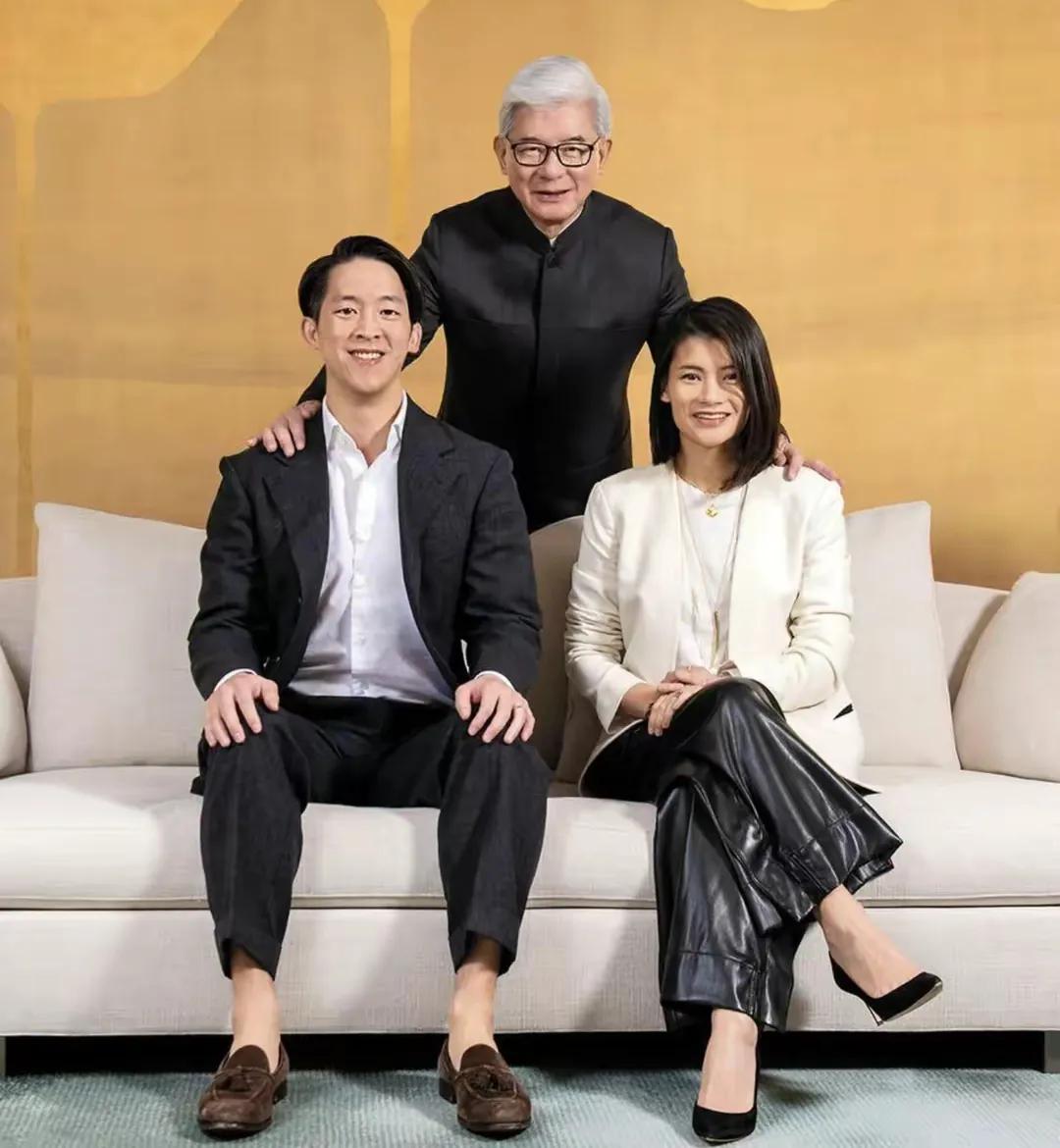 Luo Kangrui stood and took a photo with his children and was praised ...