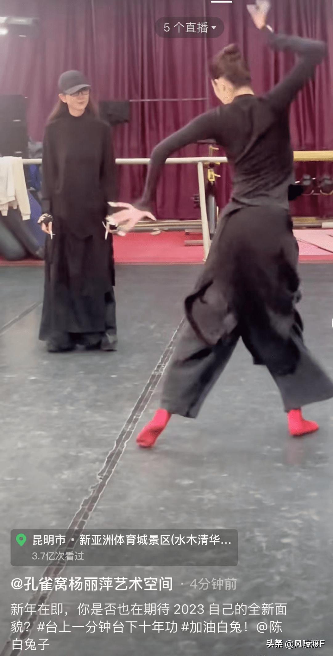 Yang Liping takes her niece to practice dancing. The woman is tall and ...