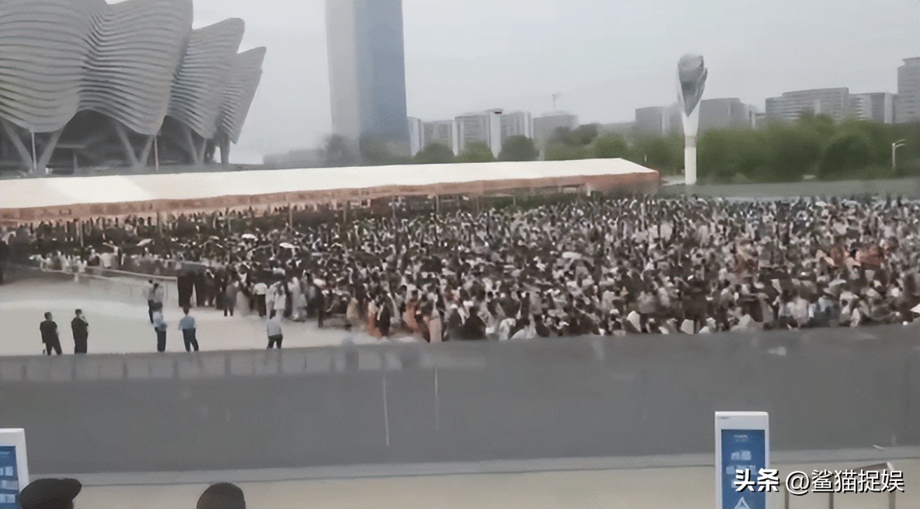 A group of demons danced wildly, how many people were hit in the face ...