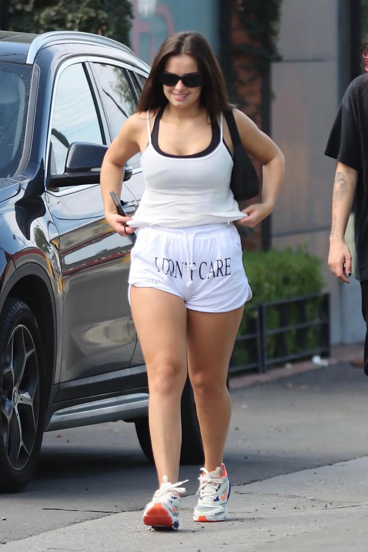 Edison Ray steps out with parents in 'I don't care' shorts - iNEWS