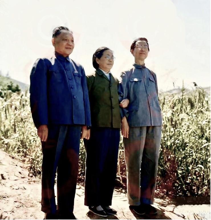 In September 1975, Jiang Qing took a photo with Mrs. Deng and his wife ...