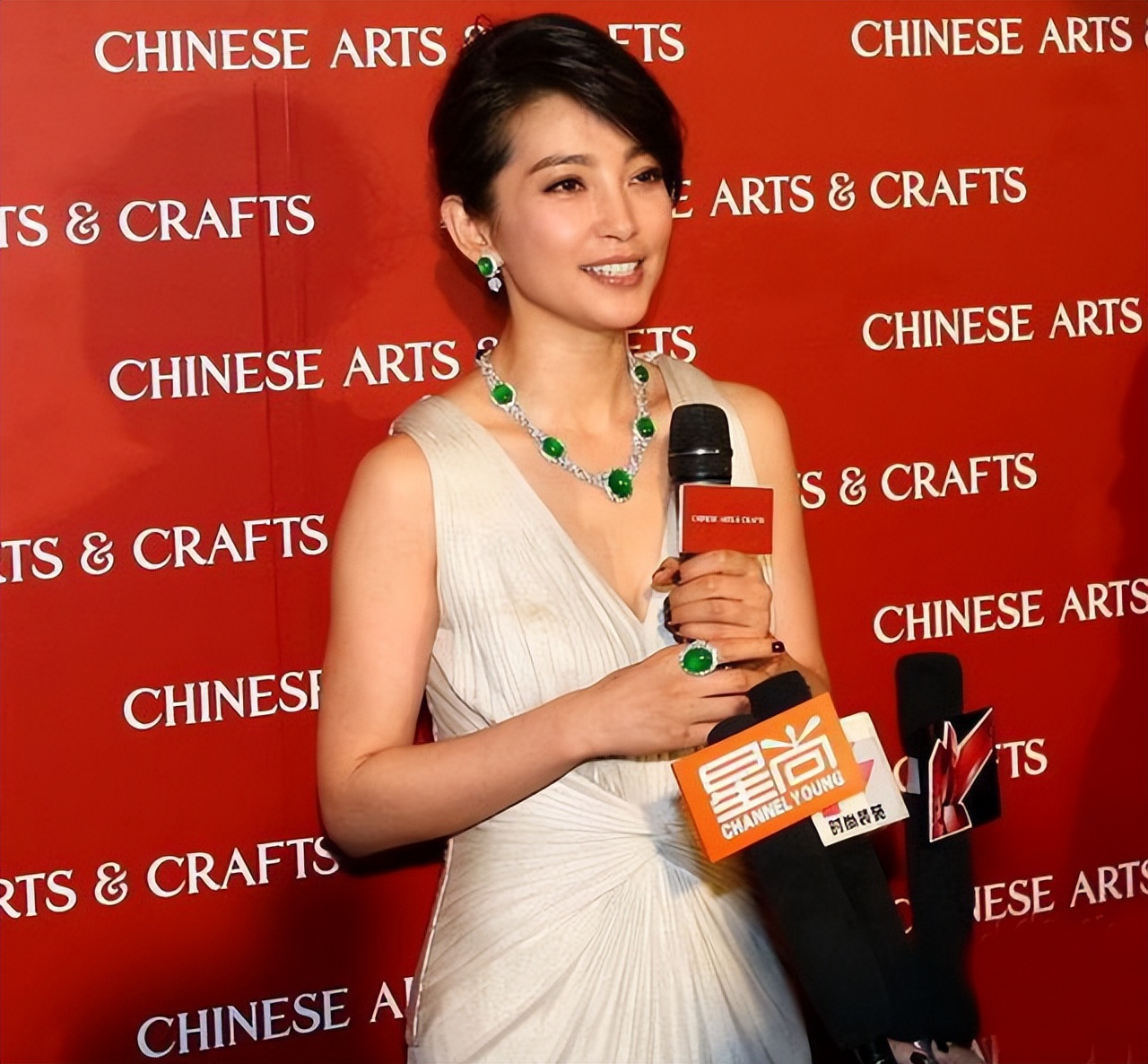 The Emerald Queen in the entertainment circle - Li Bingbing - iNEWS