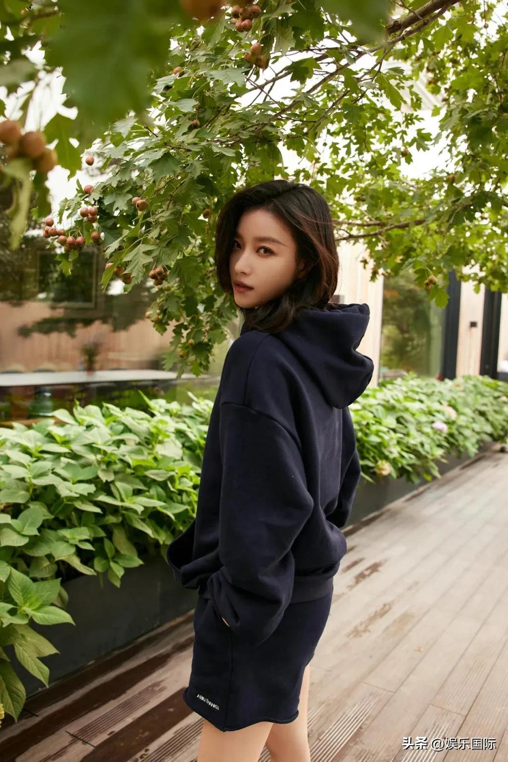 Ni Ni's early autumn private clothes photo released wearing a hooded ...