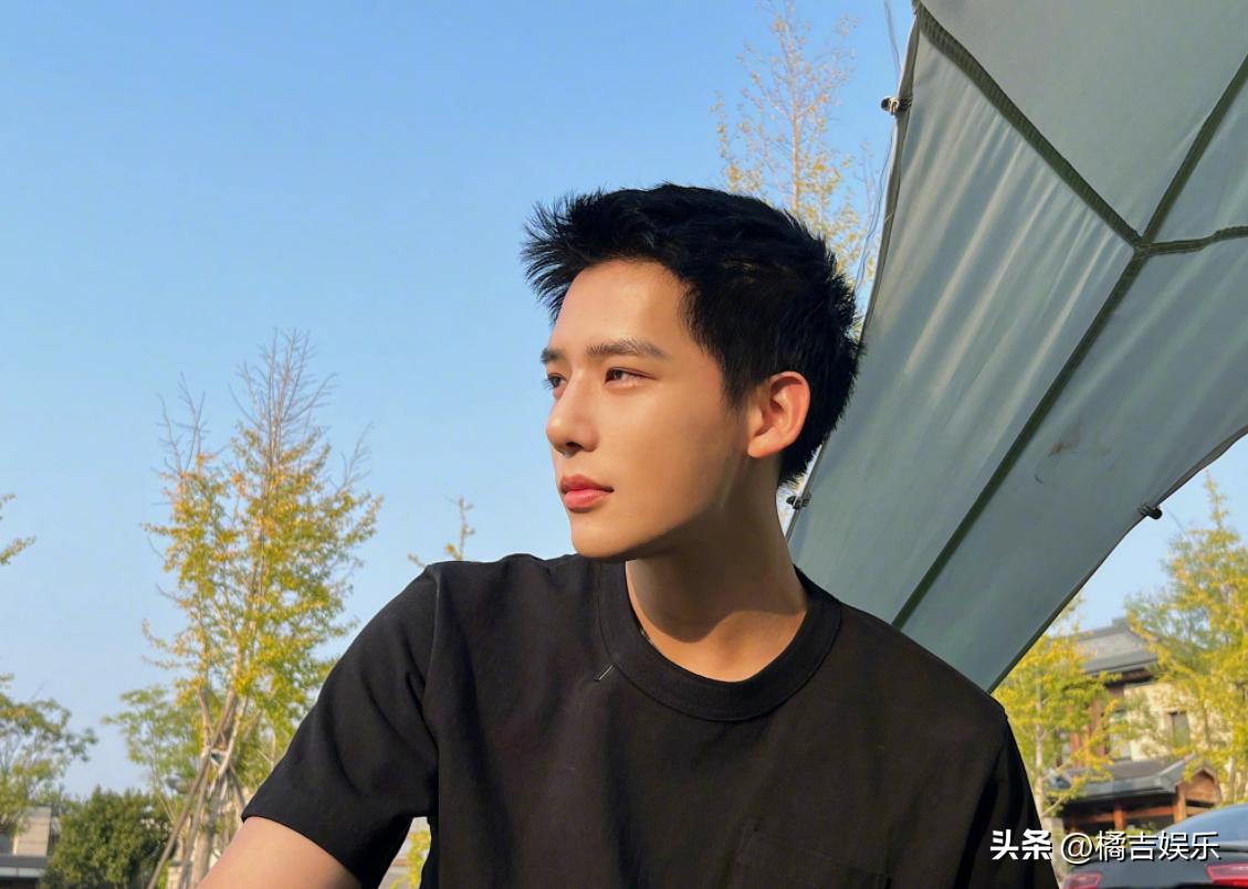 Jin Chen and Wang Anyu share photos of each other from the perspective ...