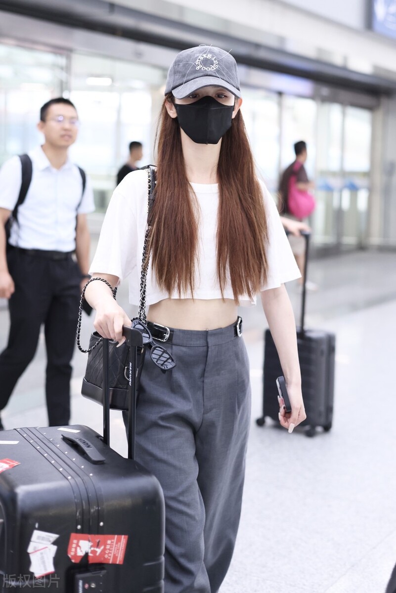On the 11th, Hanikezi appeared at the Capital Airport, showing off her ...