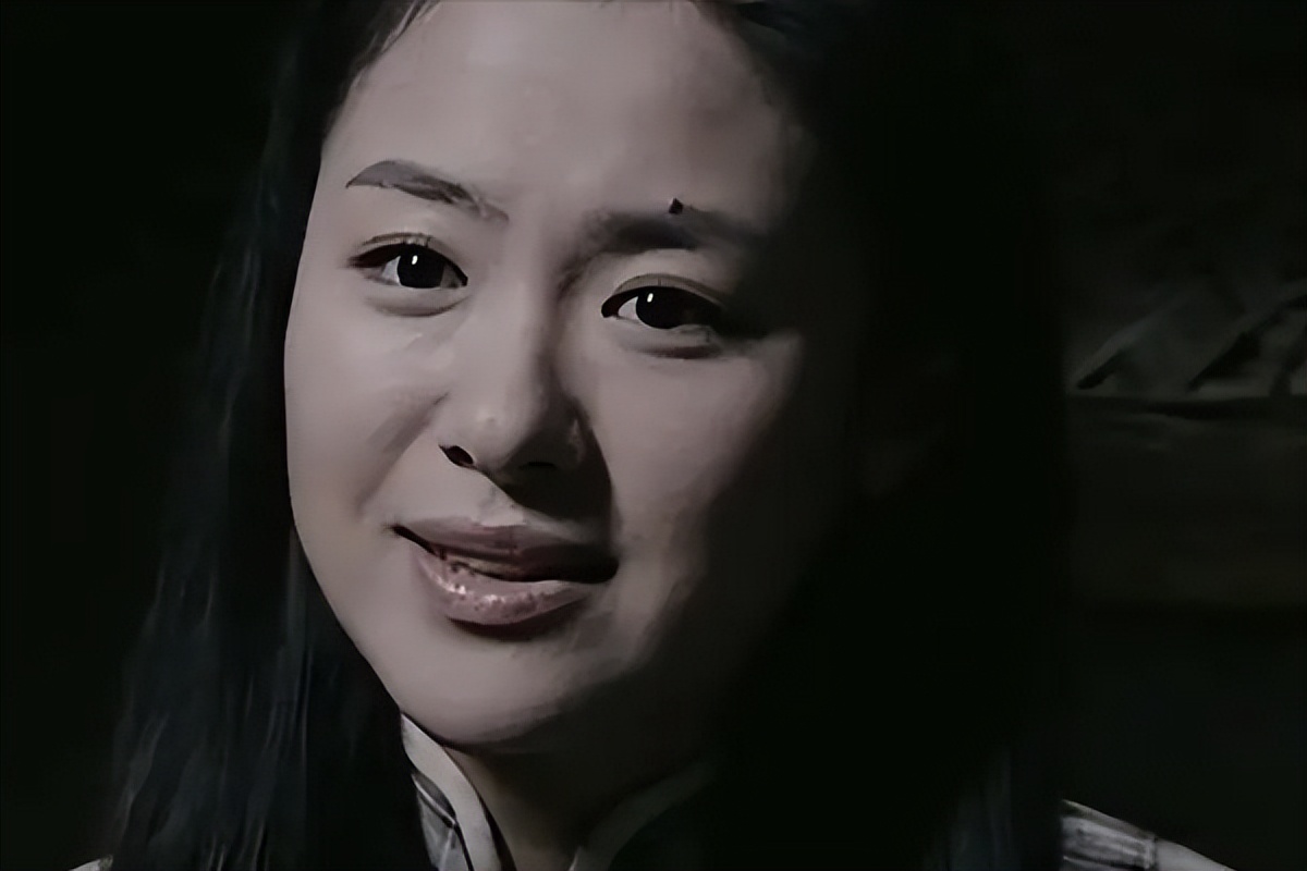 After Shen Aojun and Sun Honglei had just finished filming the kiss scene, she quietly said to ...