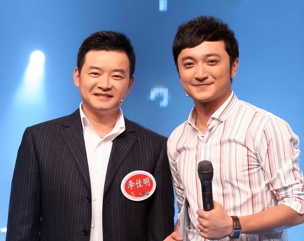 He is a well-known host of CCTV, because of one sentence, he went to ...