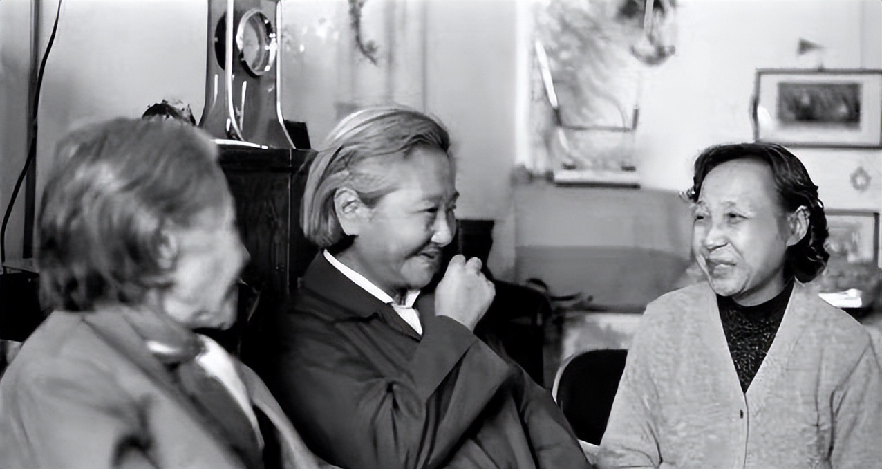 In 1956, Jin Ruixiu went to Fushun to visit Puyi, Runqi and others ...